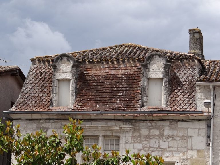 10. Maison Renaissance et écusson | La Sauvetat du Dropt